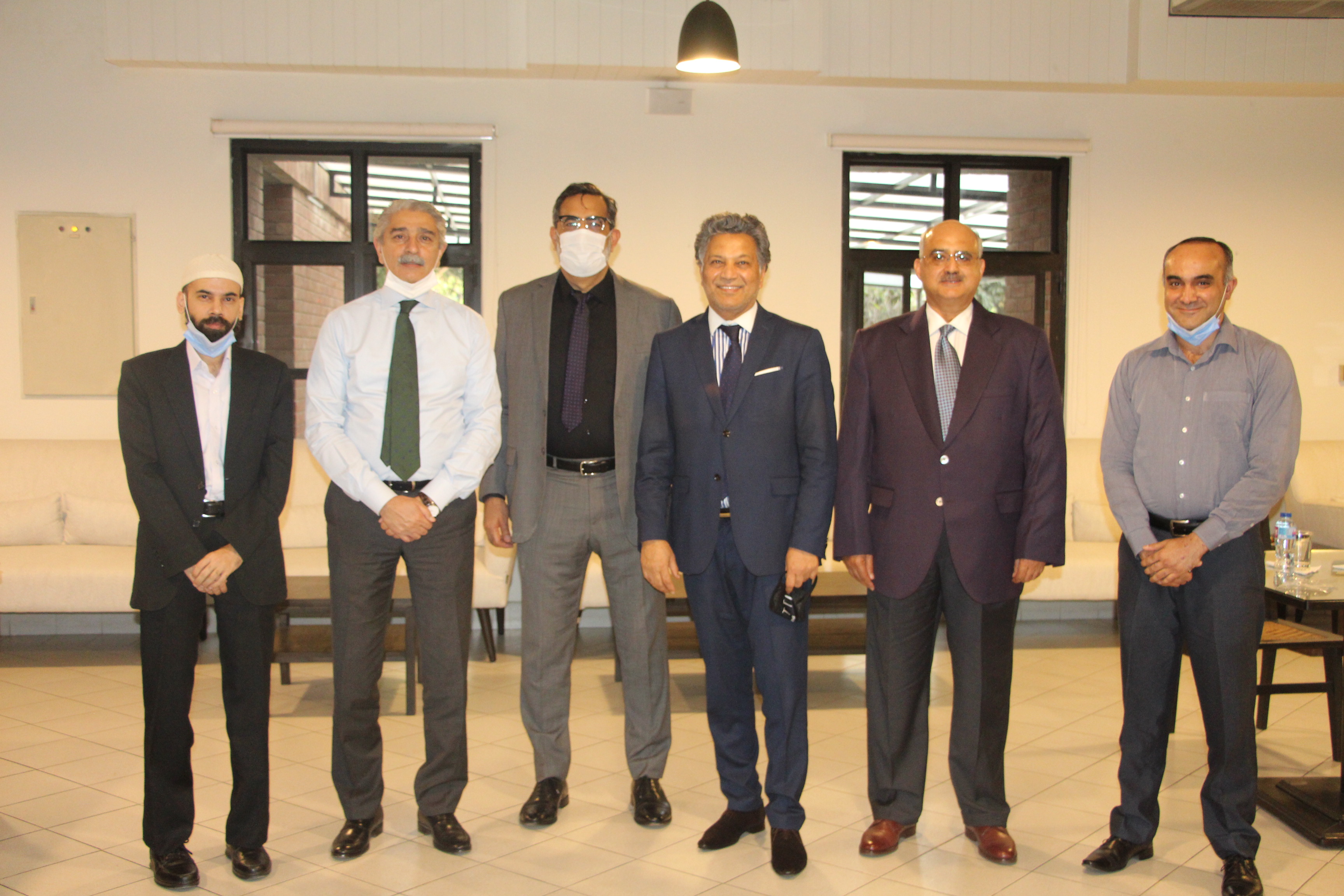 Renowned Apparel Designer, Mehmood Bhatti, Visits LUMS | Welcome to LUMS